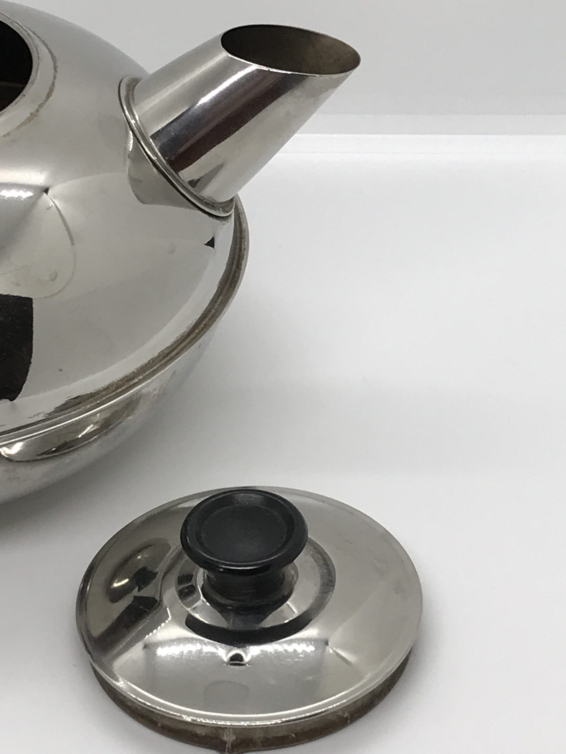 Vintage Chrome Teapot with Bakelite Handle and Knob - Vintage Keepsakes