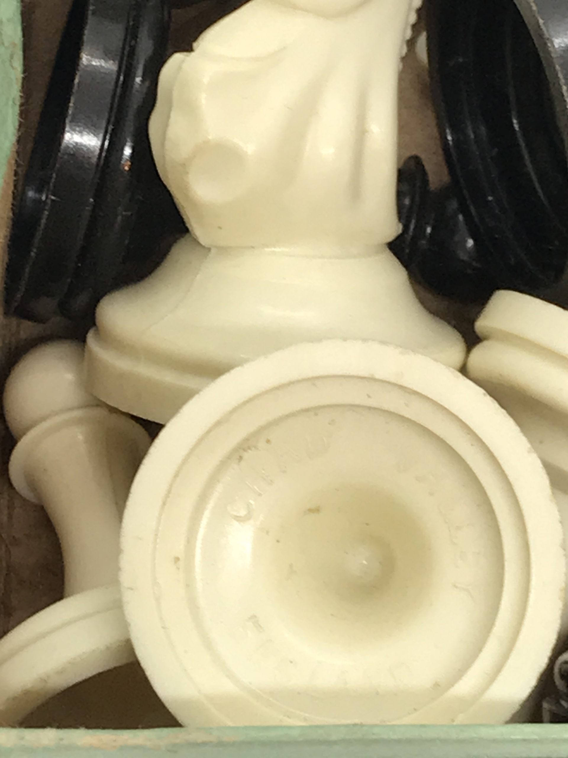 The Chad Valley Co Ltd Chess Pieces (Full Set) - Vintage Keepsakes