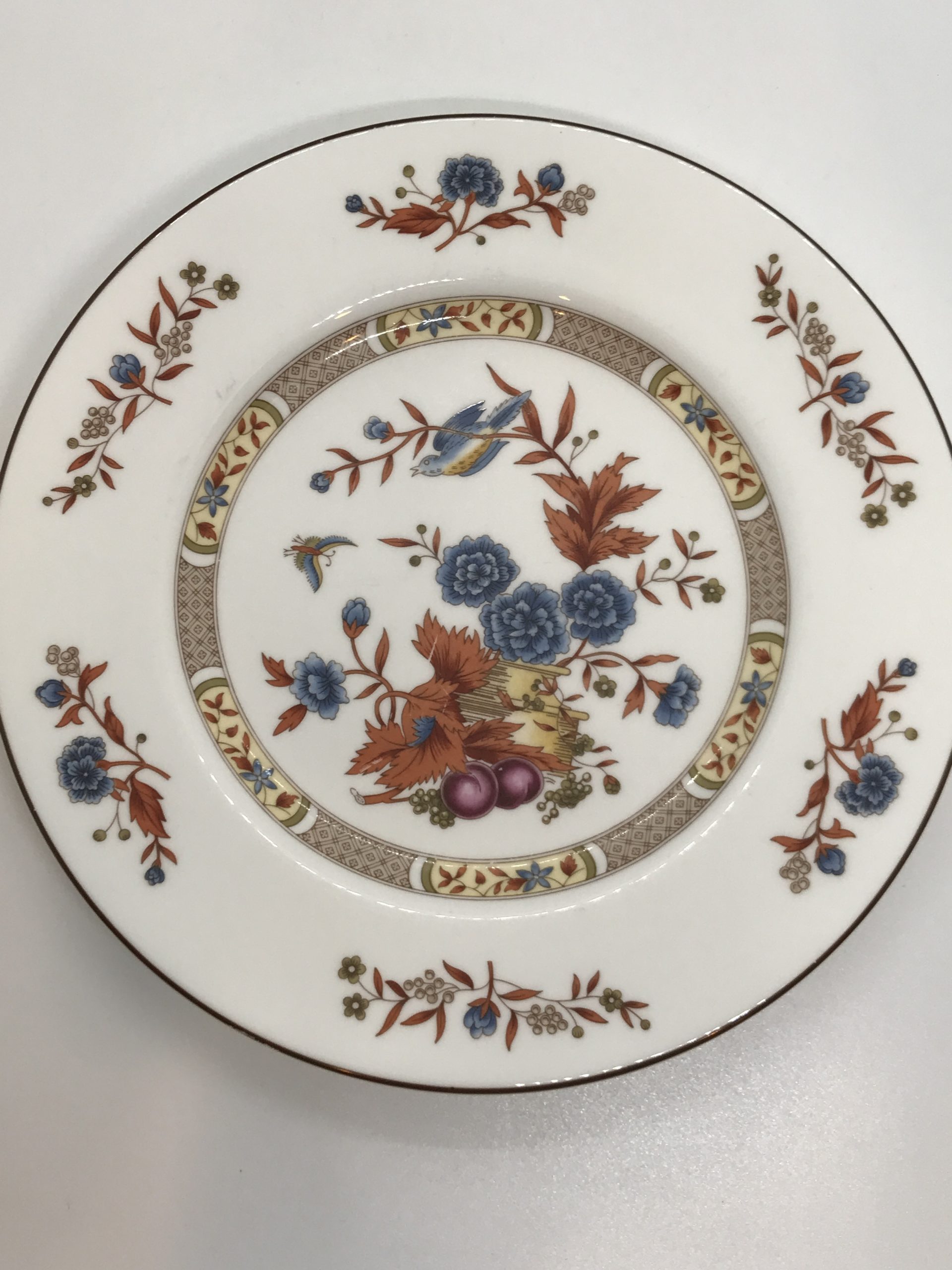 Wedgwood Jamestown Bone China R4613 20cm Entree Plate - Vintage Keepsakes