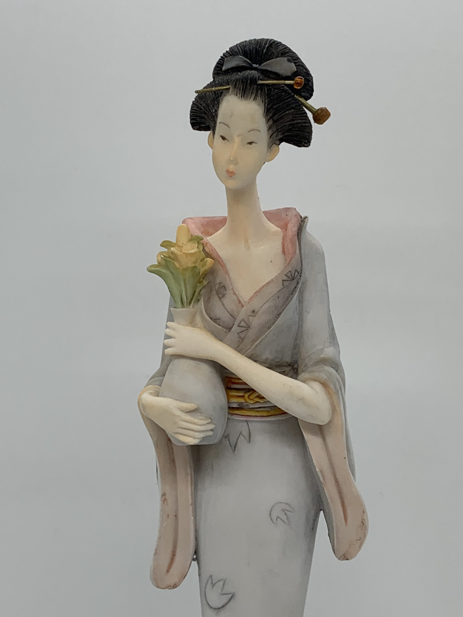 Design Toscano Japanese Maiko Lady Geisha Figure Holding Vase of Yellow ...