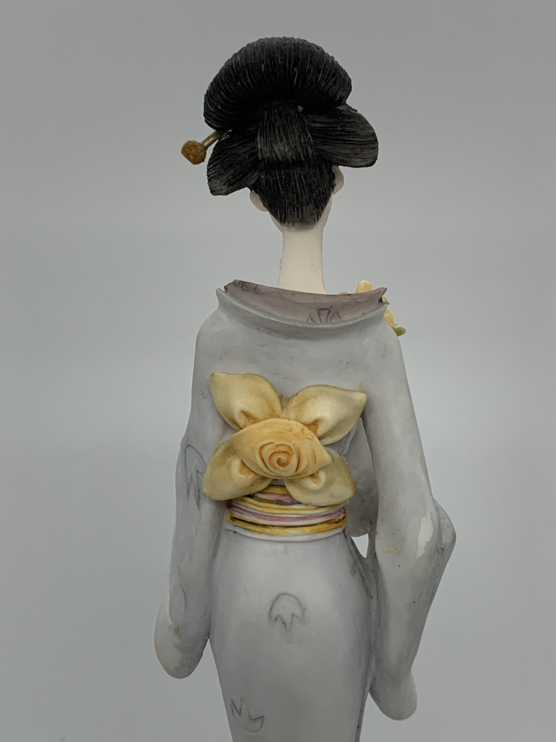 Design Toscano Japanese Maiko Lady Geisha Figure Holding Vase of Yellow ...