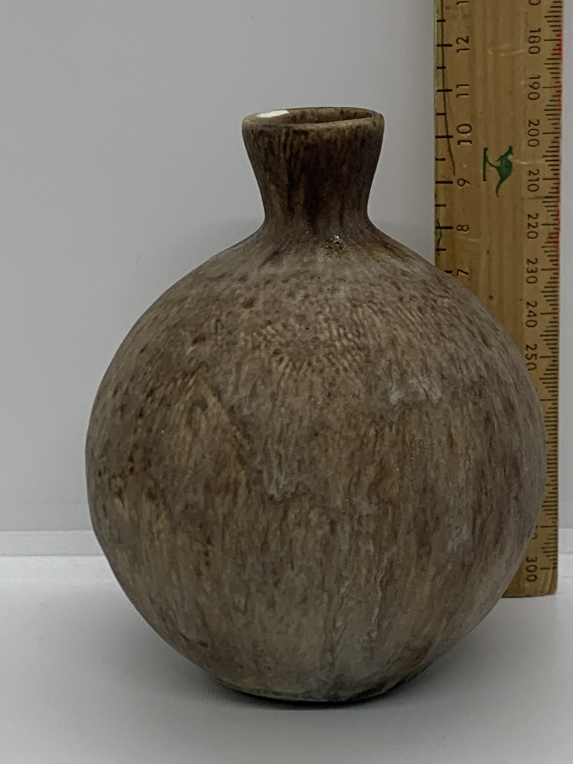 Daga Bulbous round pottery vase (AF chip to rim) Shape 29 - 13cm high ...