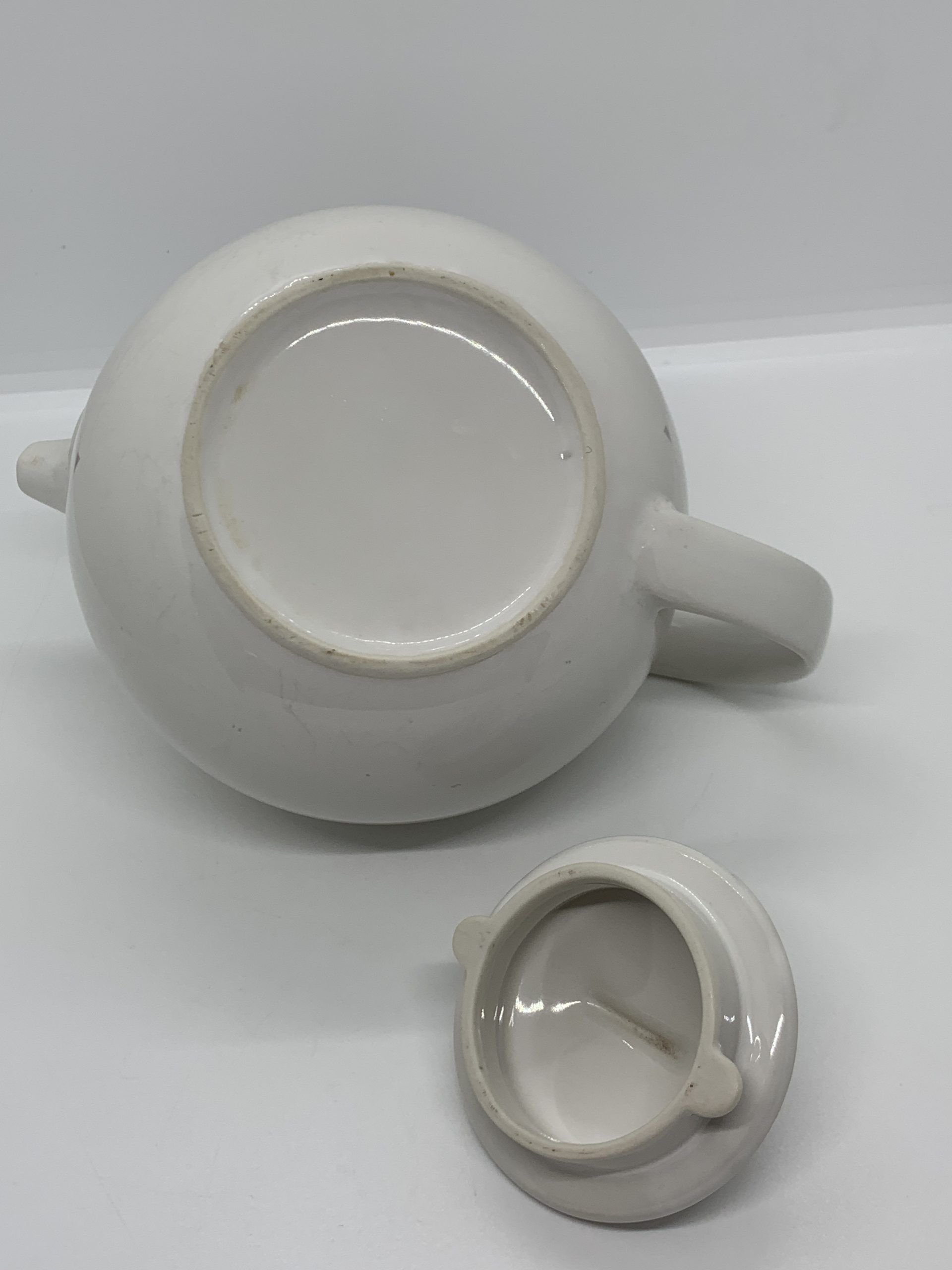 Vintage White Round Teapot. No markings - Vintage Keepsakes