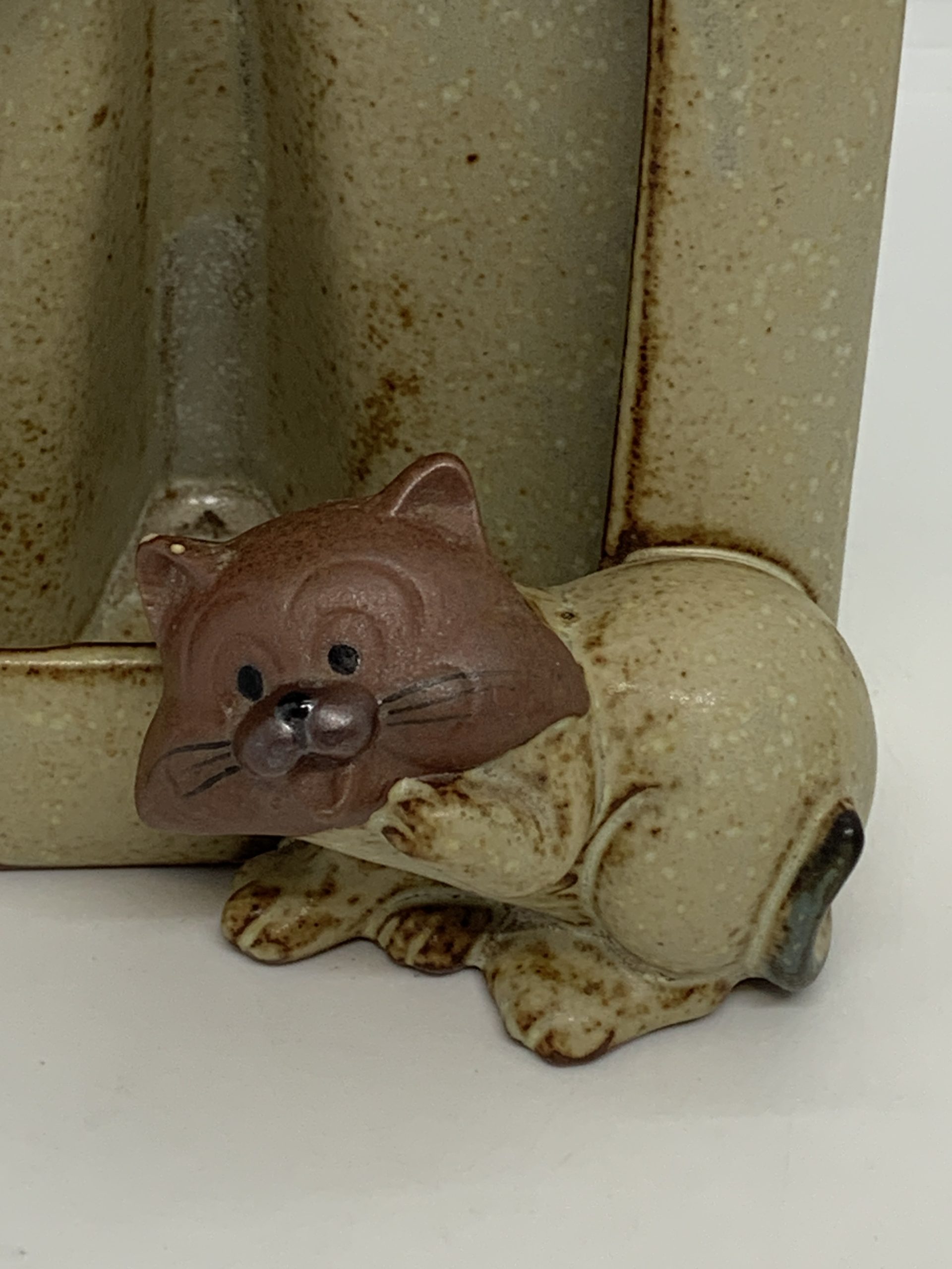 Vintage Gempo Pottery Picture Frame with Cats (9x7xm) - Vintage Keepsakes