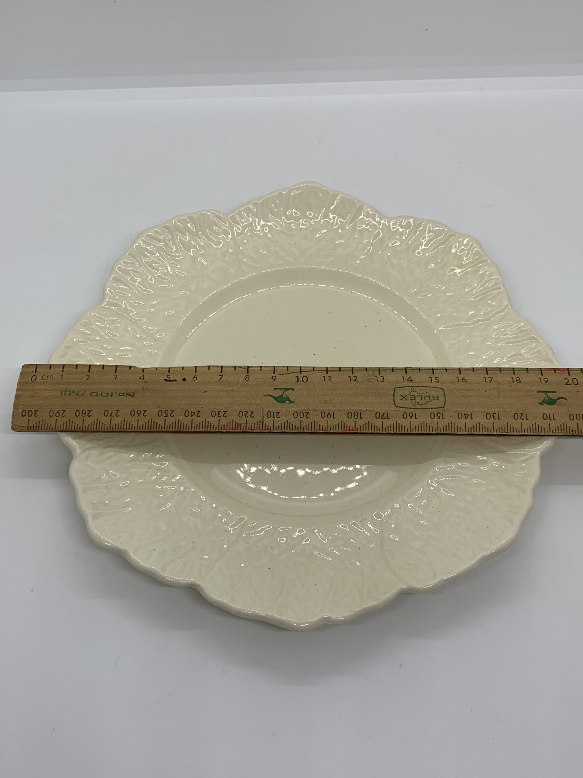 White Cabbage Edged Plate - No Stamps - 20cm - Vintage Keepsakes