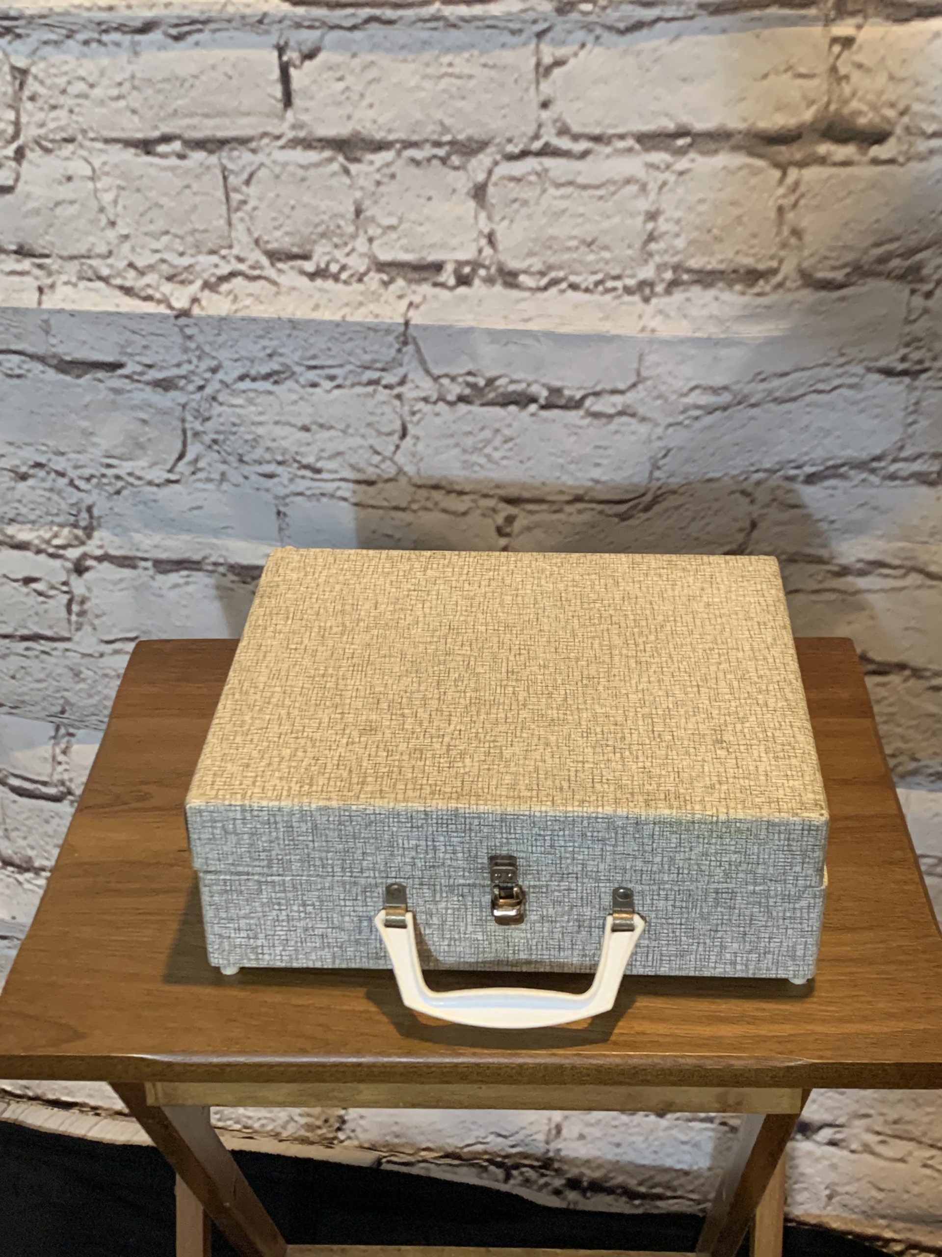 1960s Kingsley Retro Portable Record Player - Vintage Keepsakes