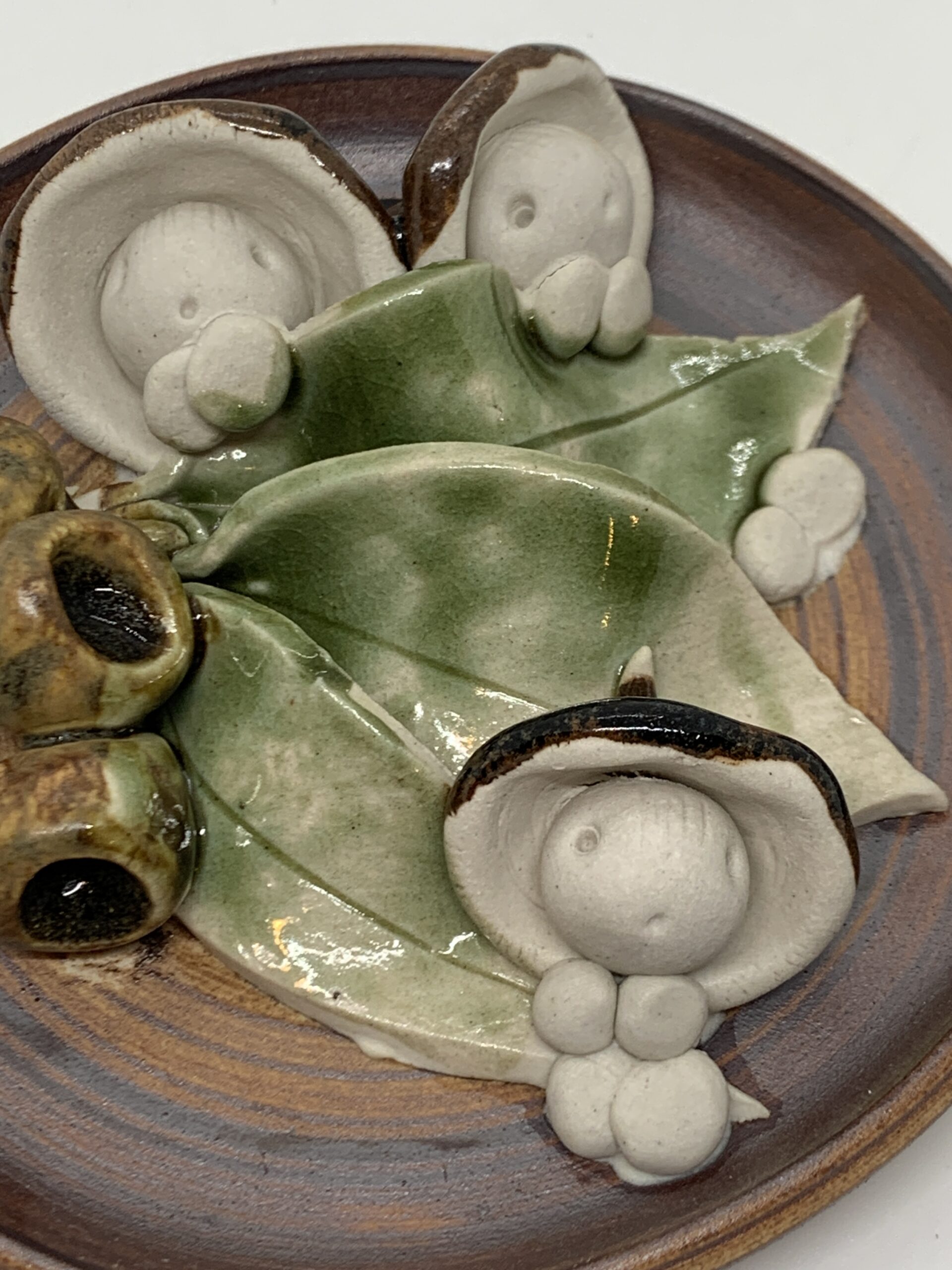 Vintage Gumnut Babies Pottery Wall Hanging Plate 13cm - Vintage Keepsakes