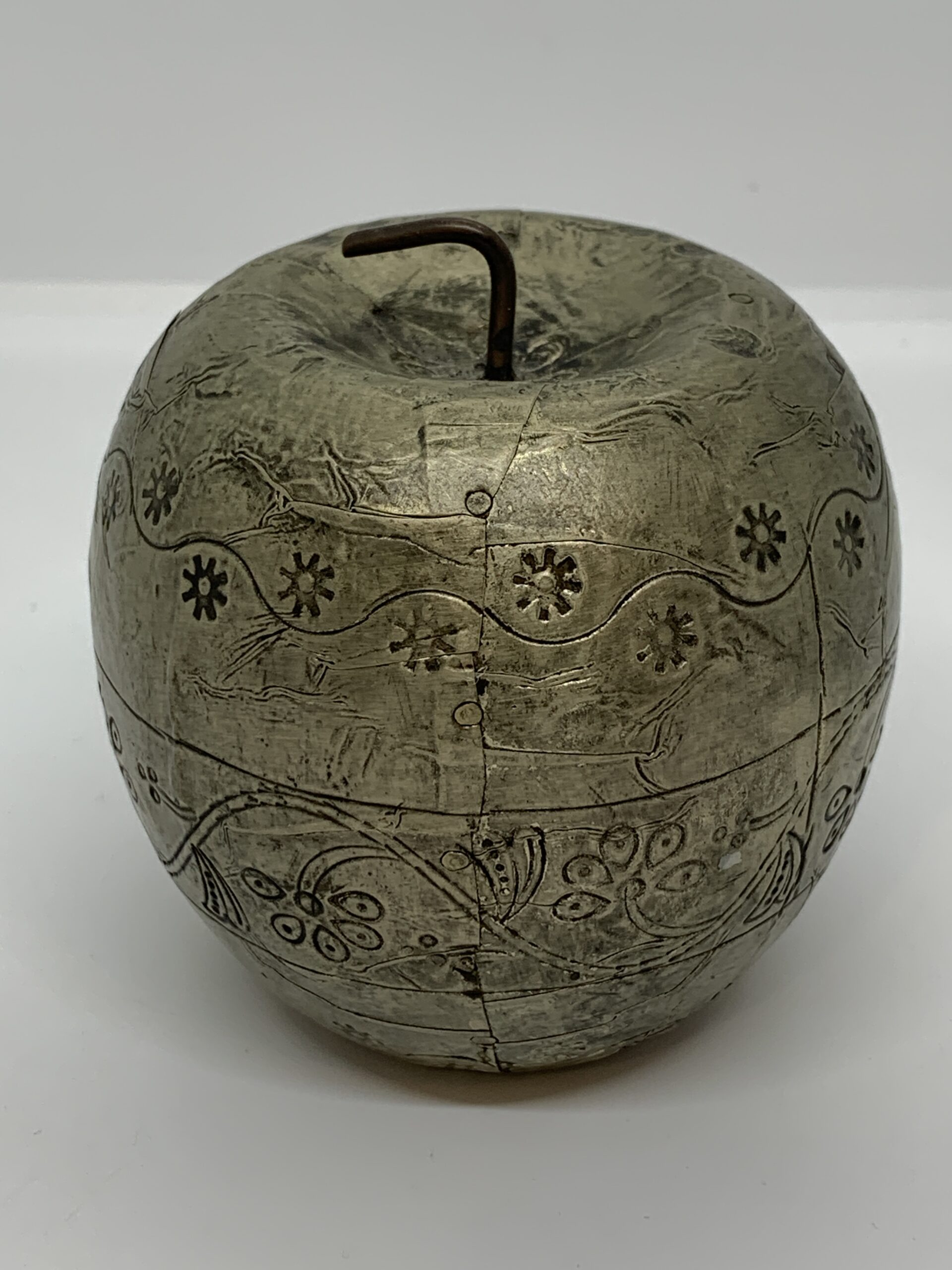 Metal Decorative Apple 9cm - Vintage Keepsakes
