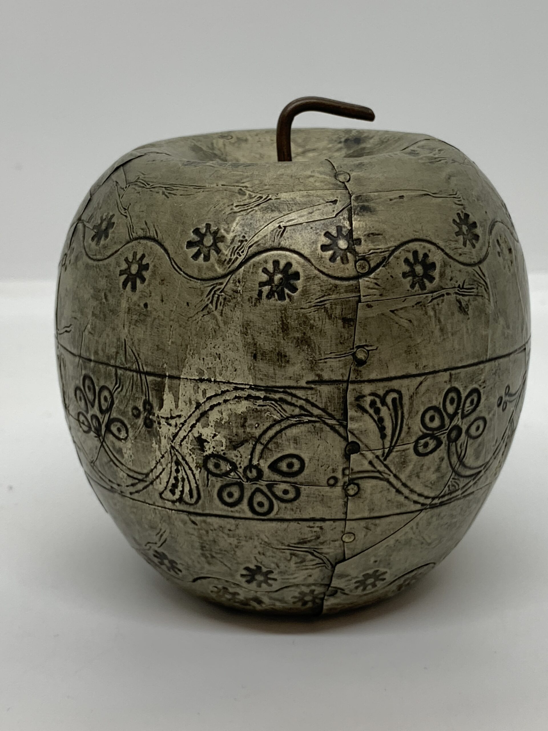 Metal Decorative Apple 9cm - Vintage Keepsakes