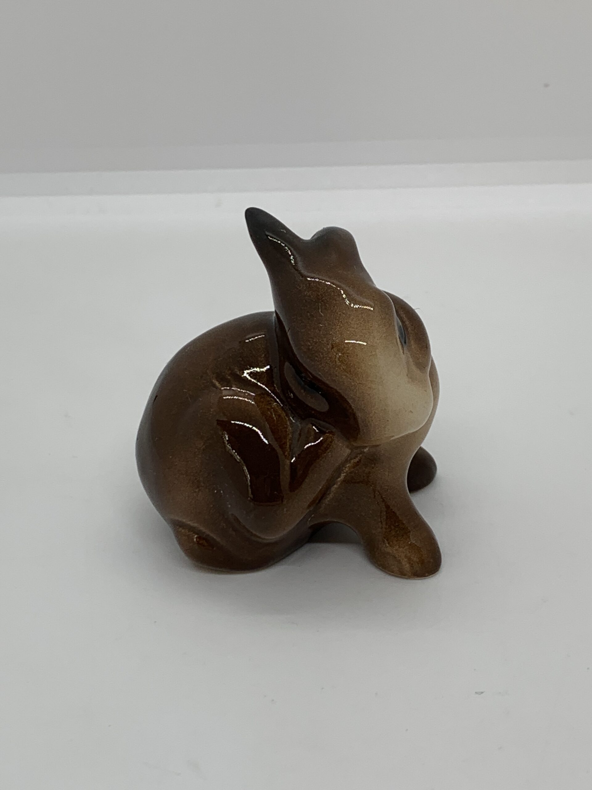 Vintage Beswick Pottery Ear Rubbing Bunny 824 - 6cm - Vintage Keepsakes