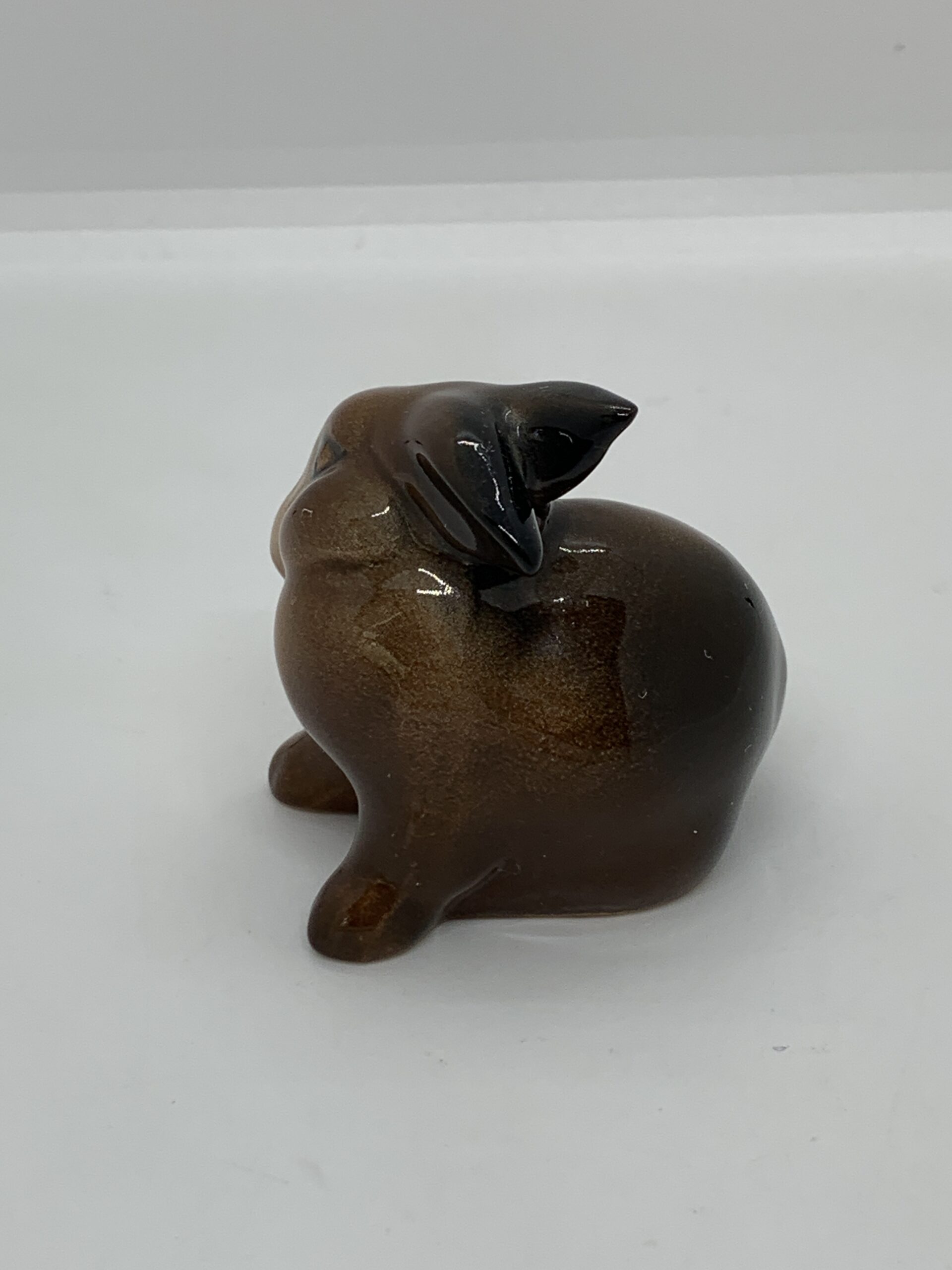Vintage Beswick Pottery Ear Rubbing Bunny 824 - 6cm - Vintage Keepsakes