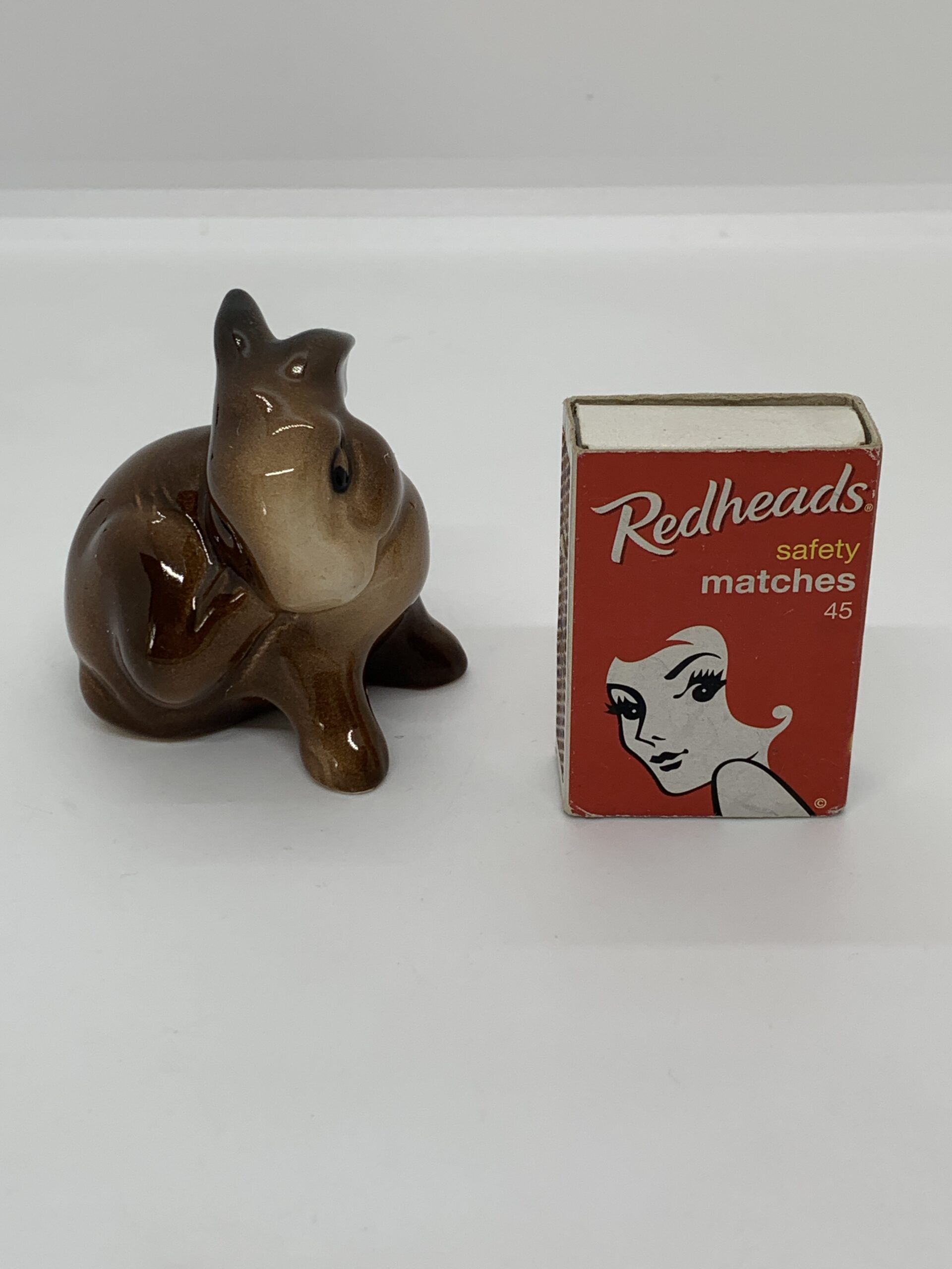 Vintage Beswick Pottery Ear Rubbing Bunny 824 - 6cm - Vintage Keepsakes