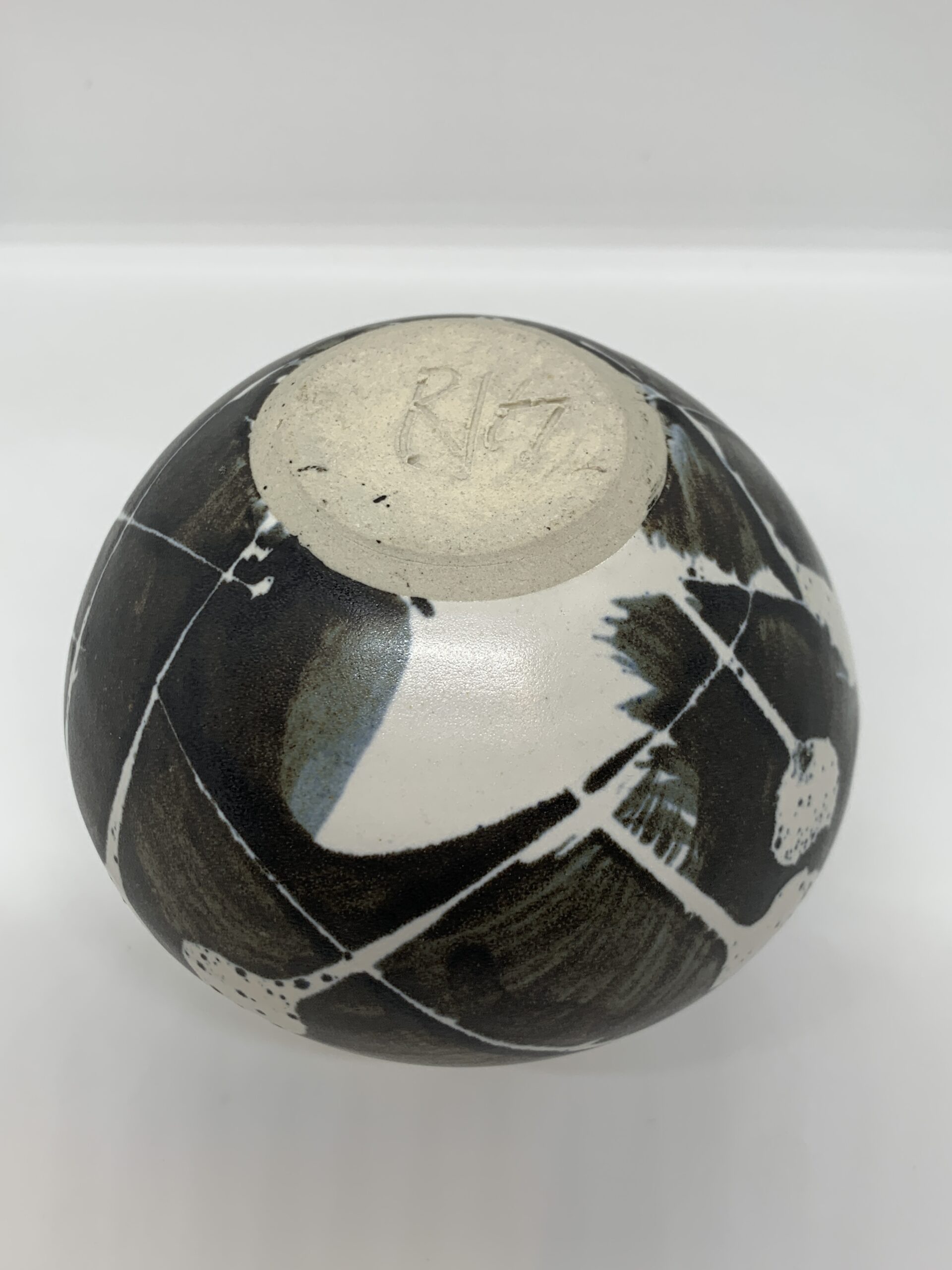 Studio Pottery Vase - incised signature to base - 10cm - Vintage Keepsakes
