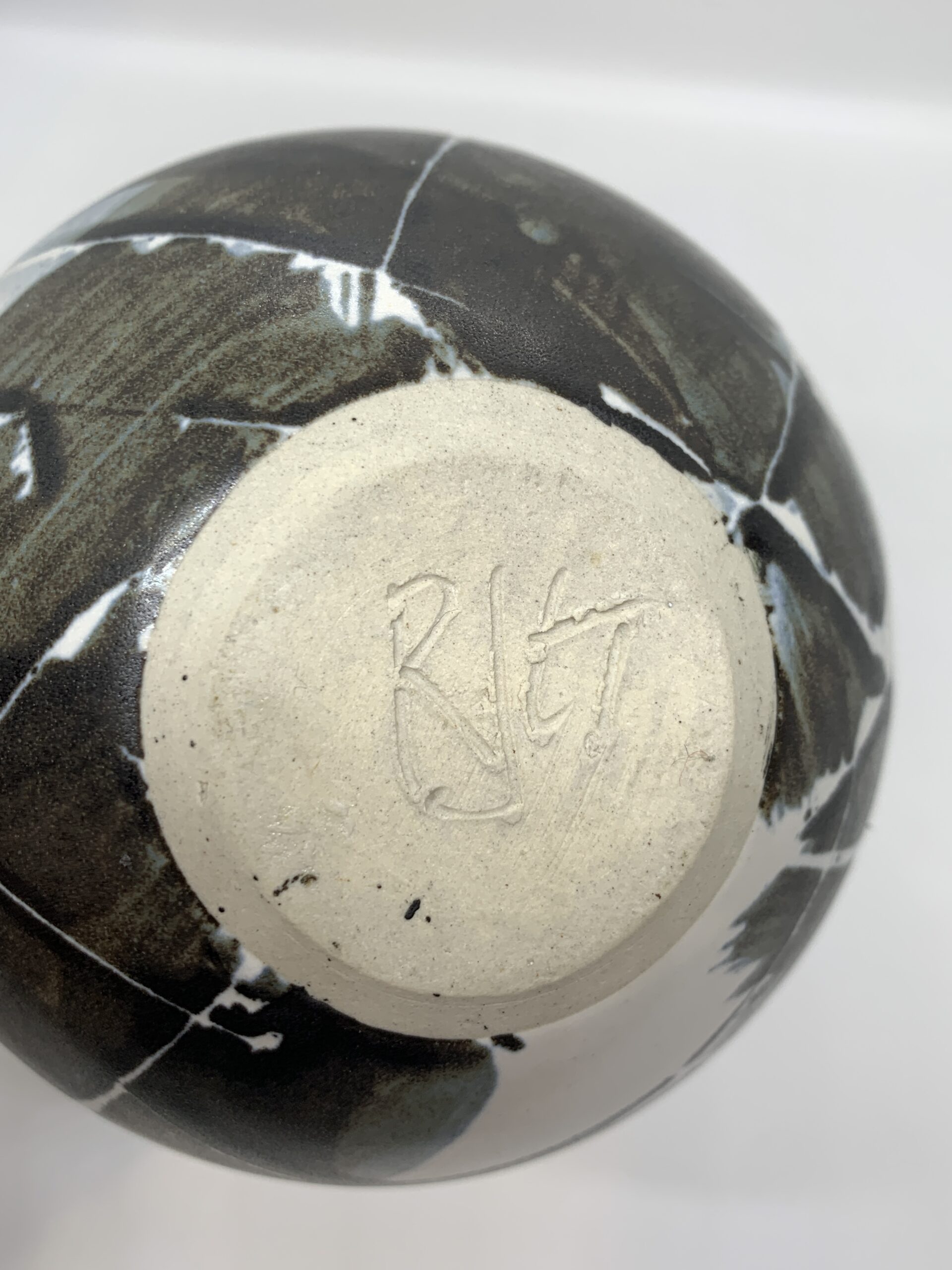 Studio Pottery Vase - incised signature to base - 10cm - Vintage Keepsakes