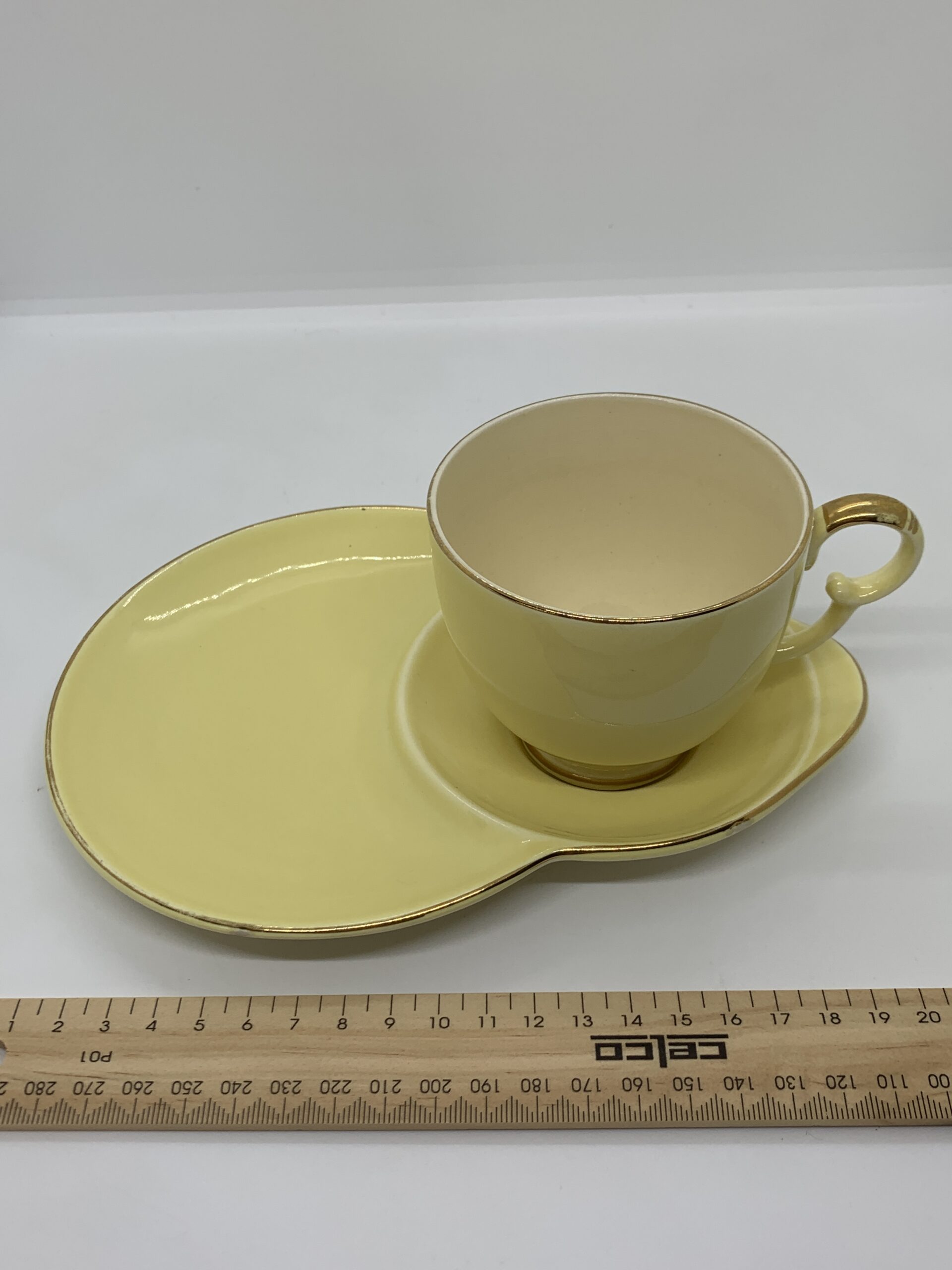 Vintage Crown Devon Pastel Yellow Tennis Set A427 - Vintage Keepsakes