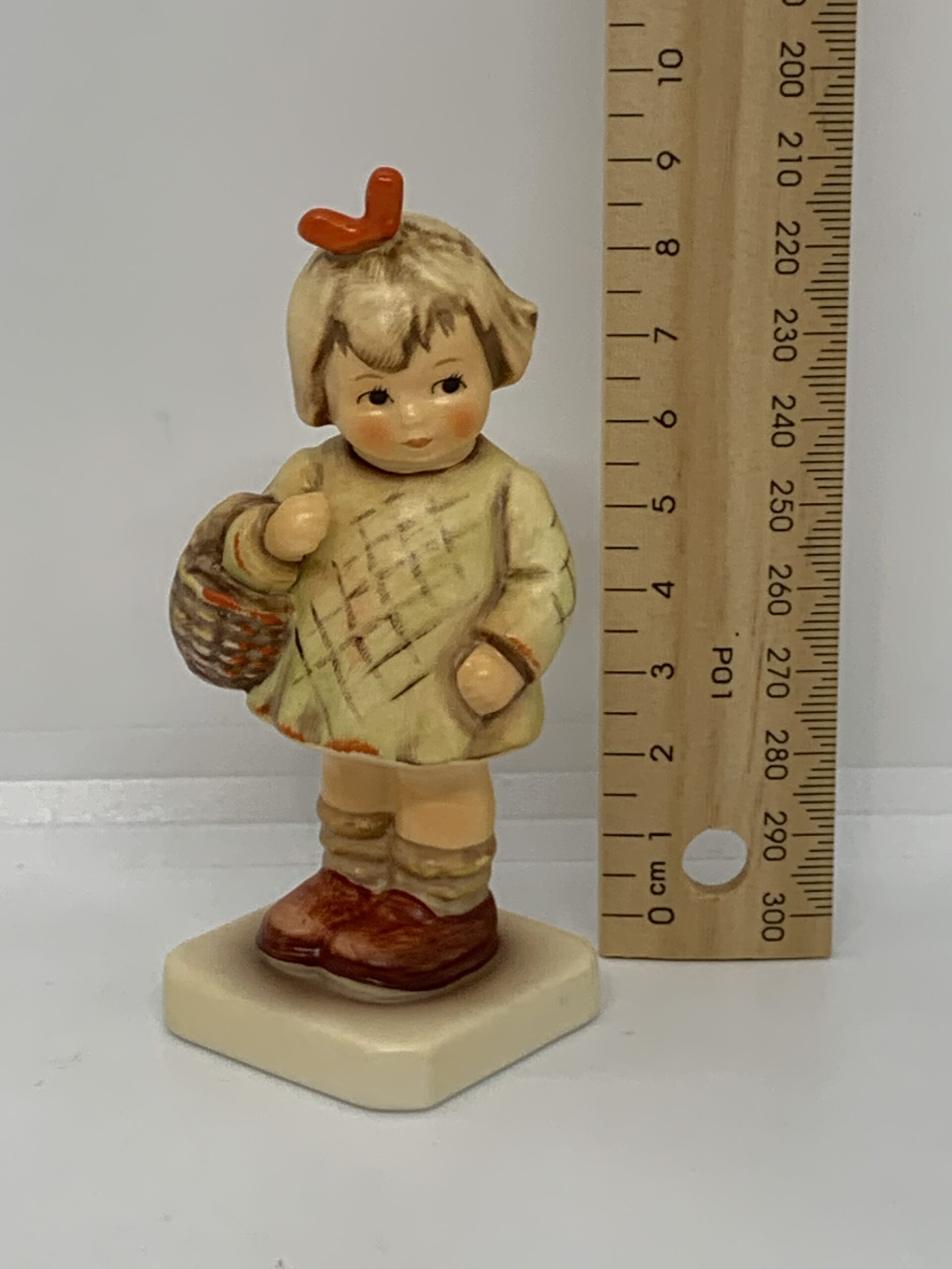 Goebel MI Hummel Club 1996 - I brought you a gift - Figurine (with Bee ...