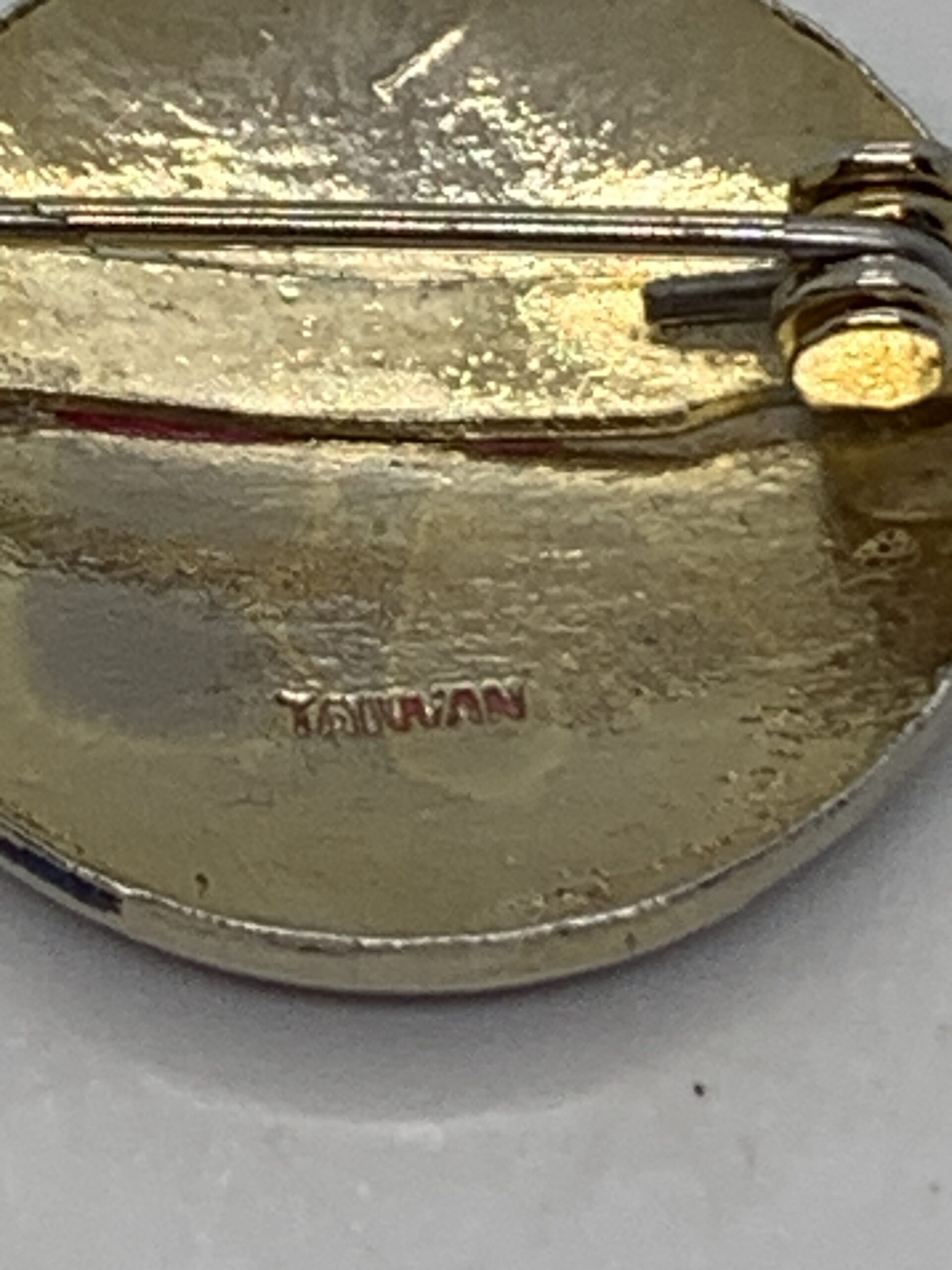 Girls Guide Trefoil Brooch Round 2cm - Vintage Keepsakes