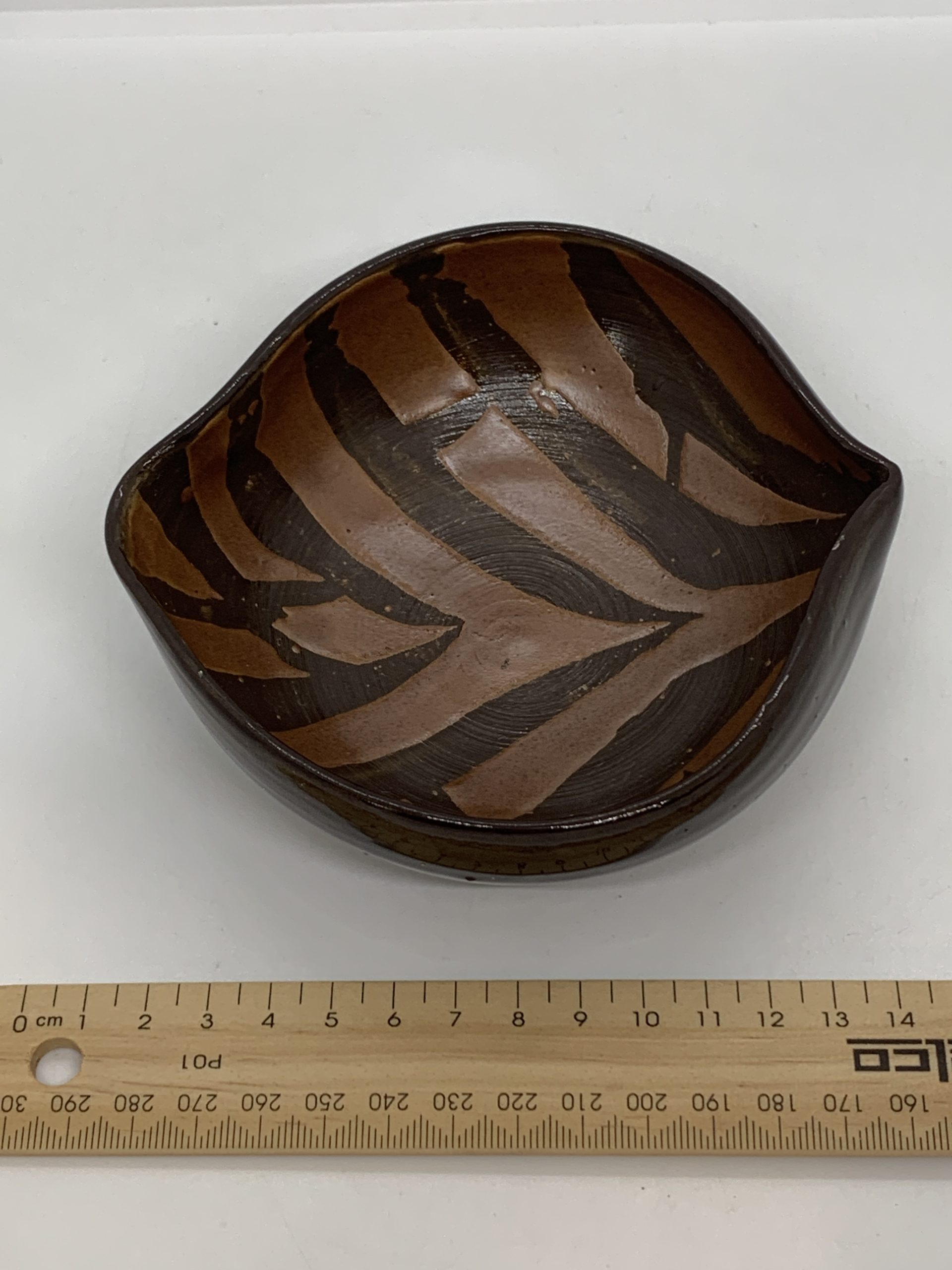 Dyson Australia Pottery Leaf Bowl 14cm - Vintage Keepsakes