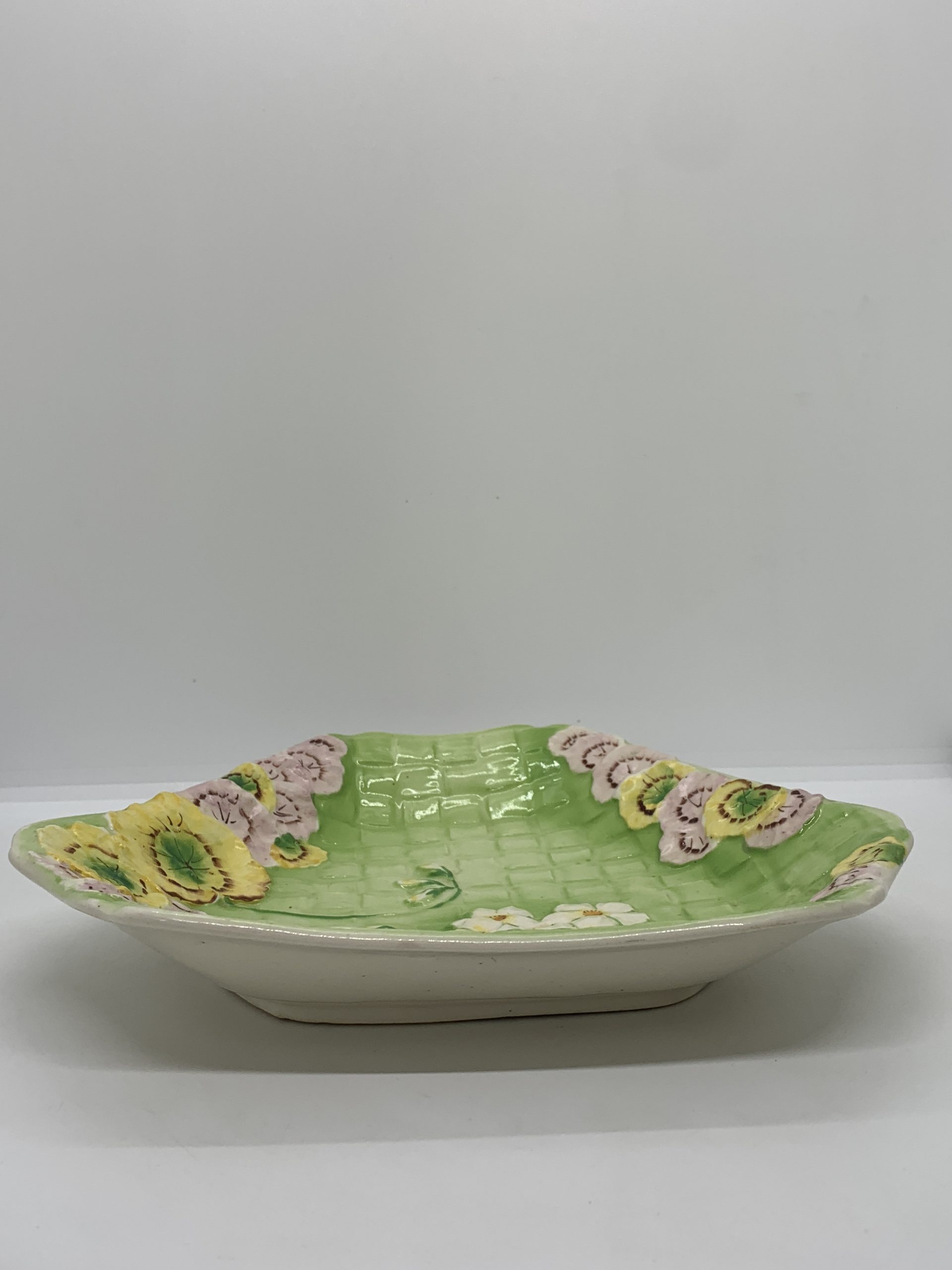 Geranium Triangular Form Plate 21cm - Vintage Keepsakes