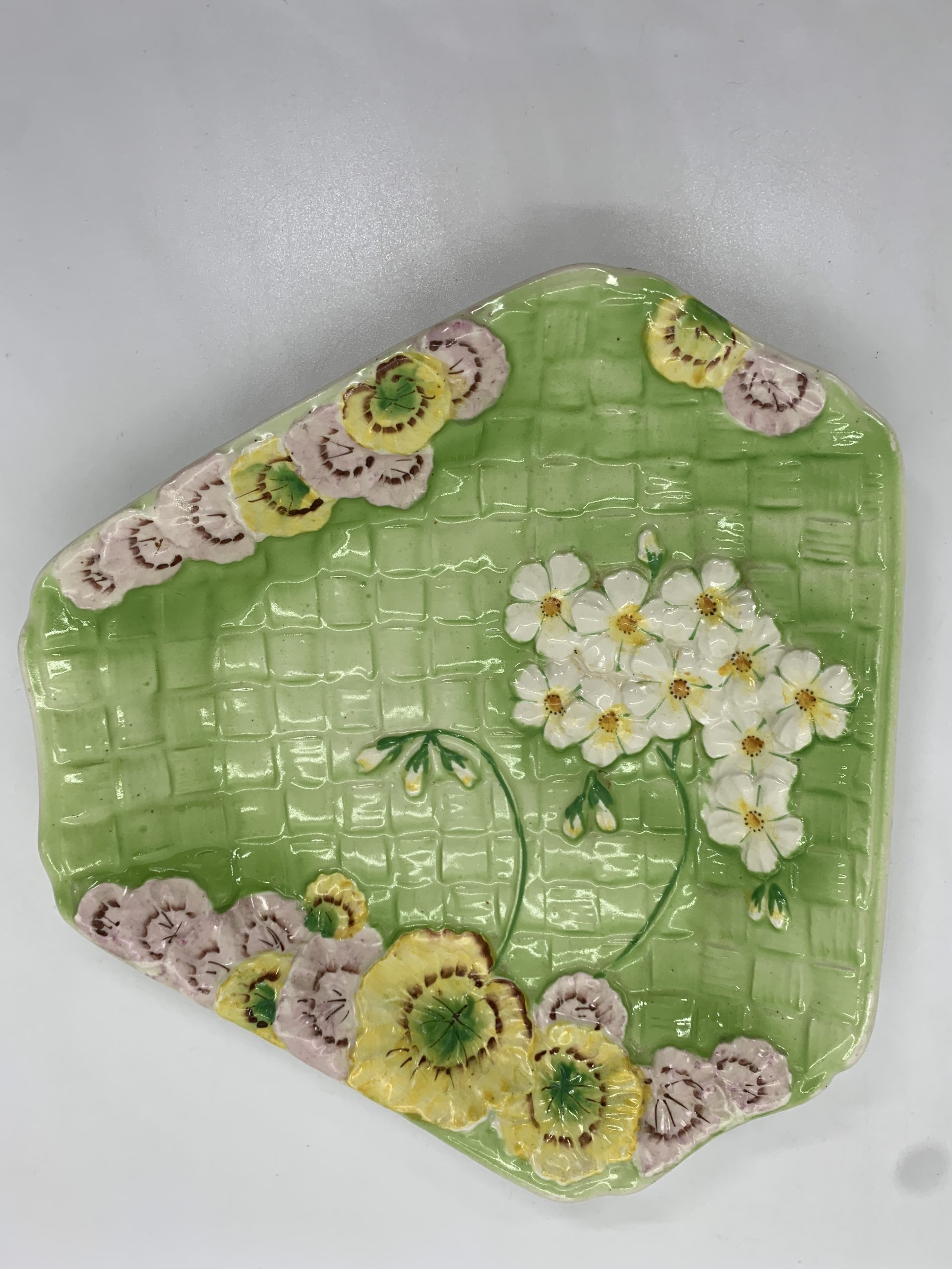 Geranium Triangular Form Plate 21cm - Vintage Keepsakes